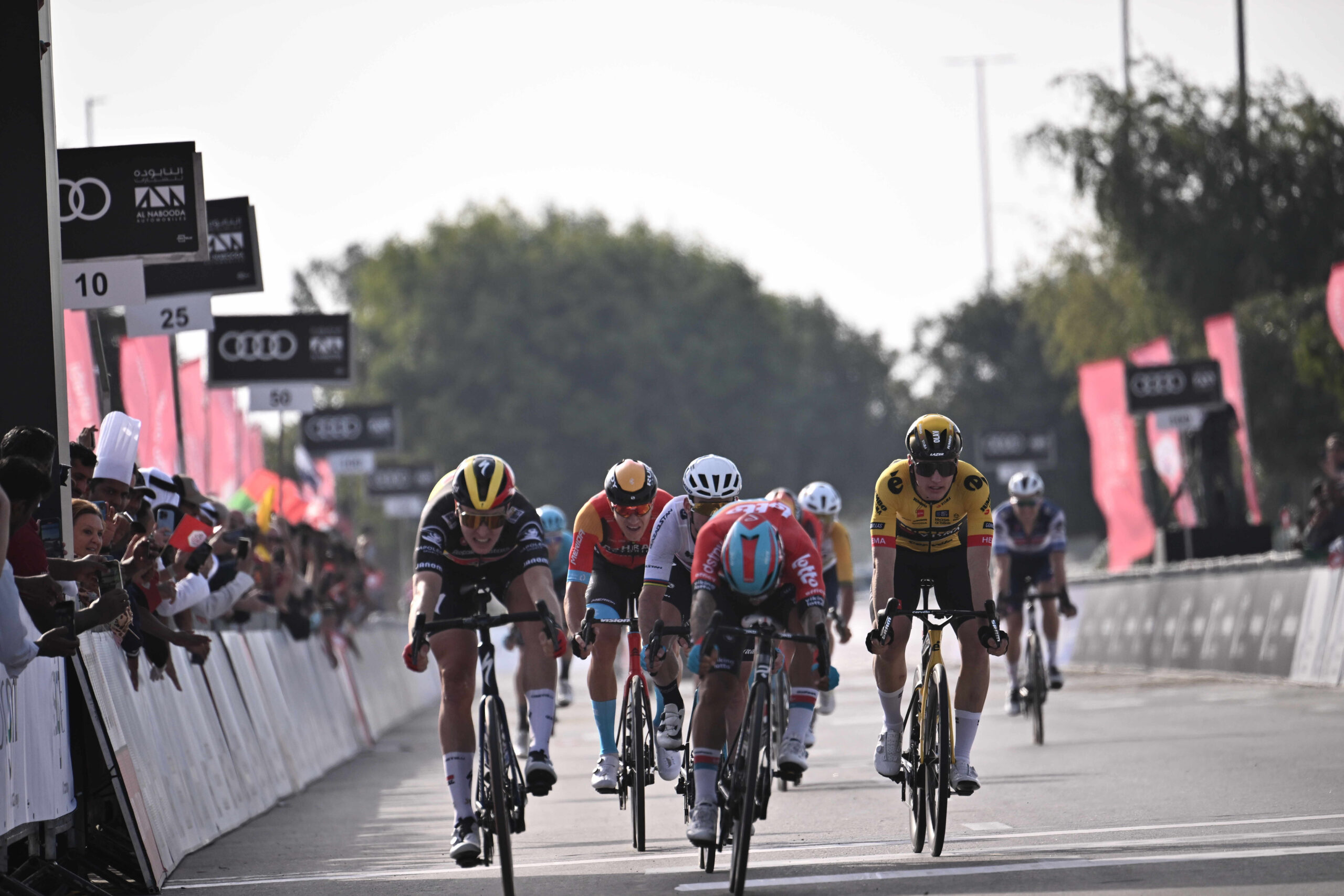 Tim Merlier remporte la 1ʳᵉ étape de l'UAE Tour à la photo finish ...