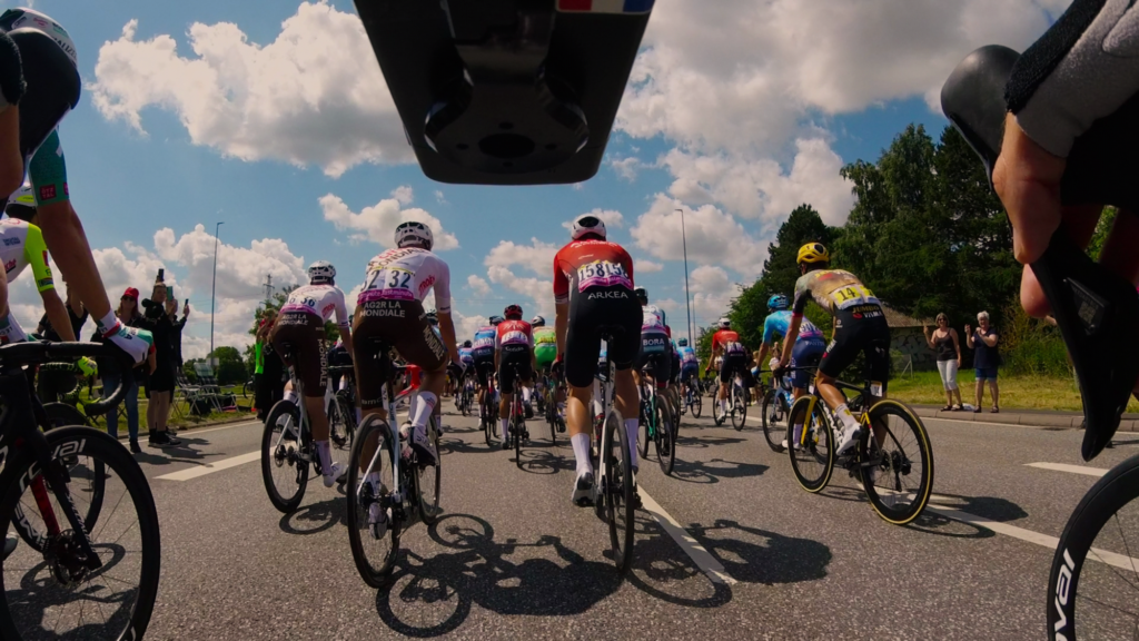 Tour de France : l'intimité du peloton dévoilée à travers Strava et ...