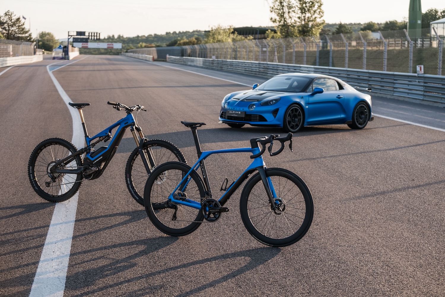 Lapierre et Alpine dévoilent une nouvelle collaboration : Le VTTAE GLP ...