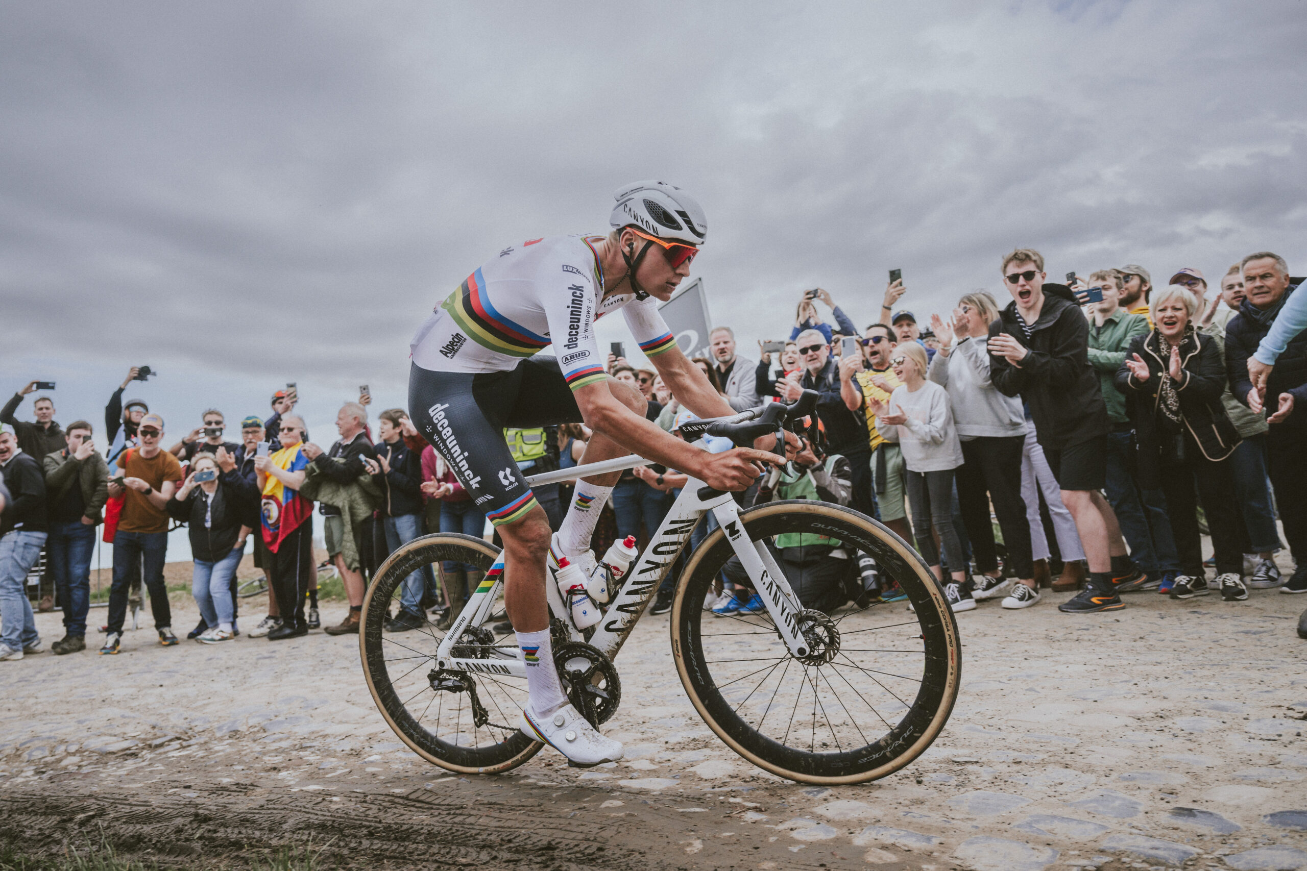 Paris - Roubaix : Duel épique entre Wout van Aert et Mathieu van der Poel en vue - Velo 101