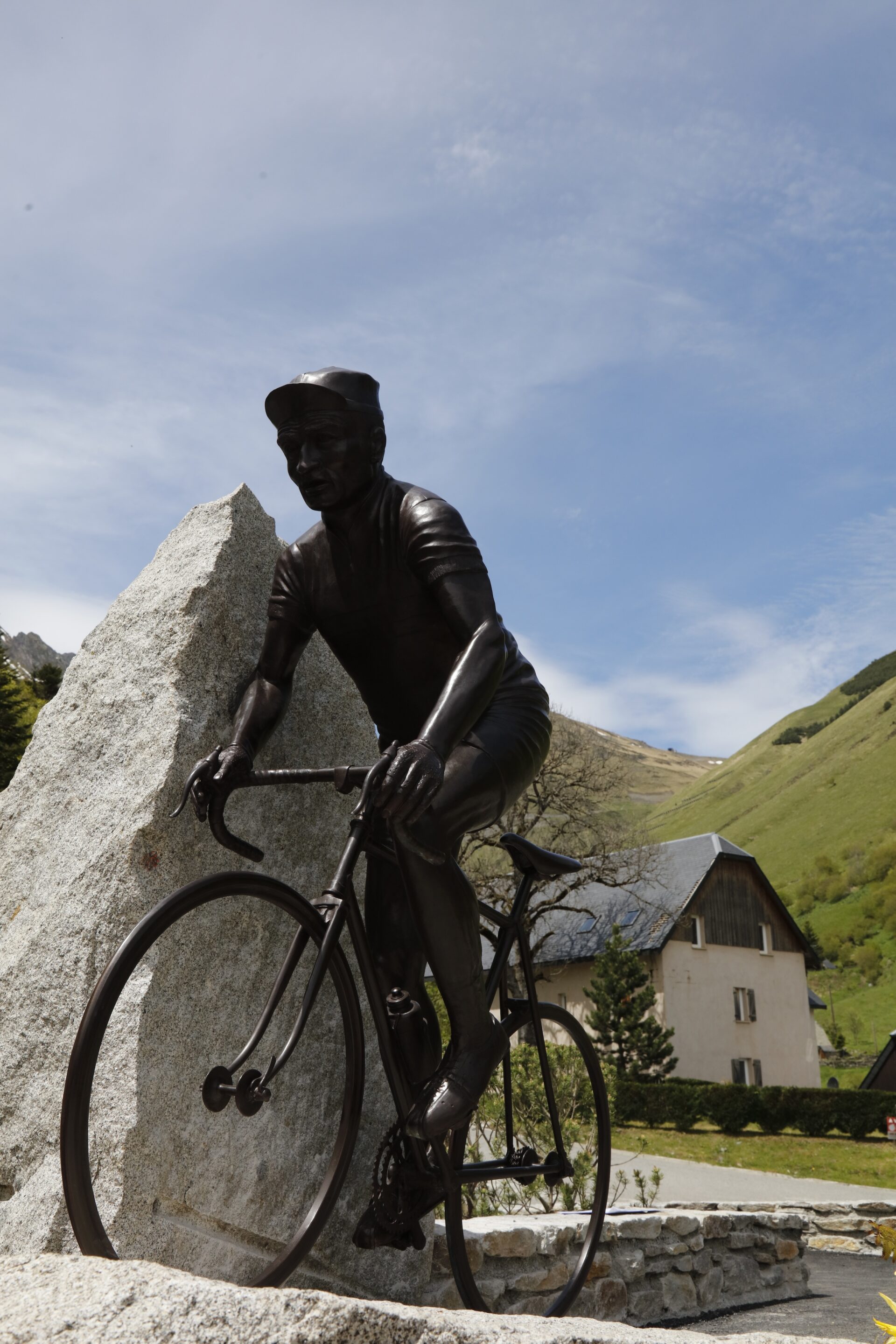 Une sculpture hommage à Raymond Poulidor dévoilée à saint-lary pour le ...