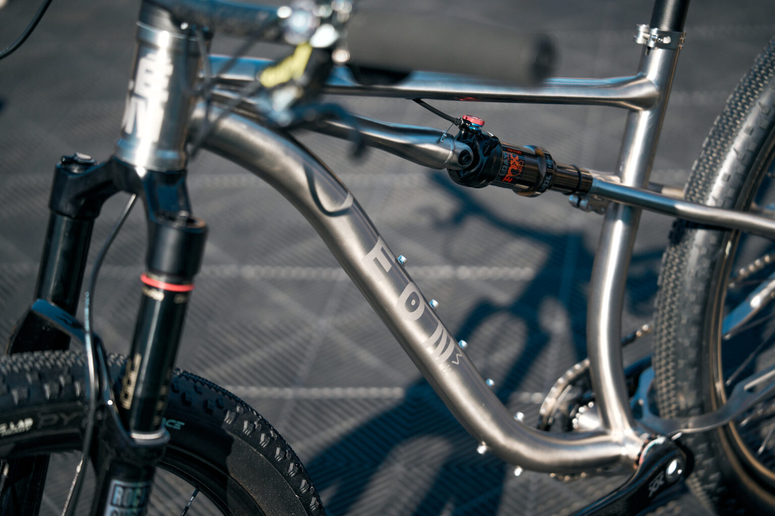 LEON Frameworks : L'art de l'innovation et titane imprimé en 3D - Velo 101