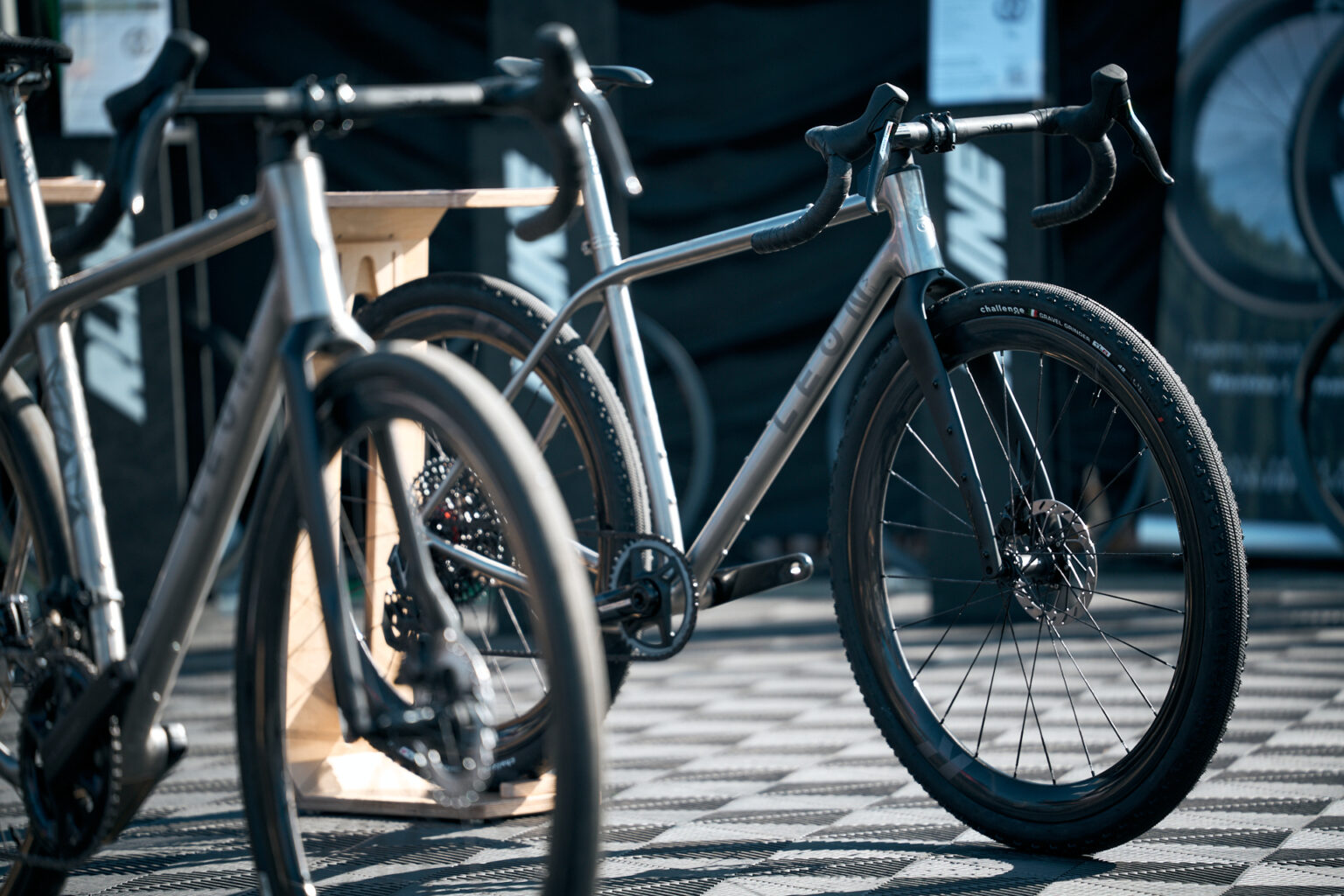 LEON Frameworks : L'art de l'innovation et titane imprimé en 3D - Velo 101