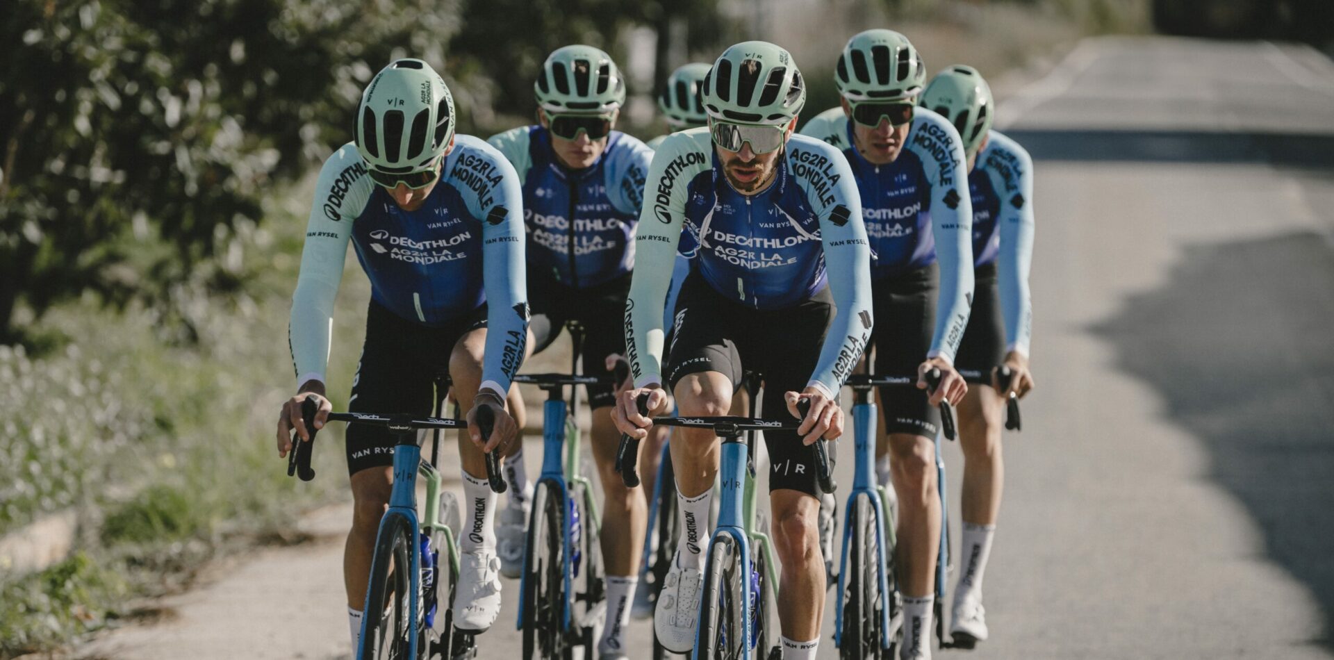 Présentation de l'équipe Décathlon AG2R La Mondiale 2025 - Velo 101