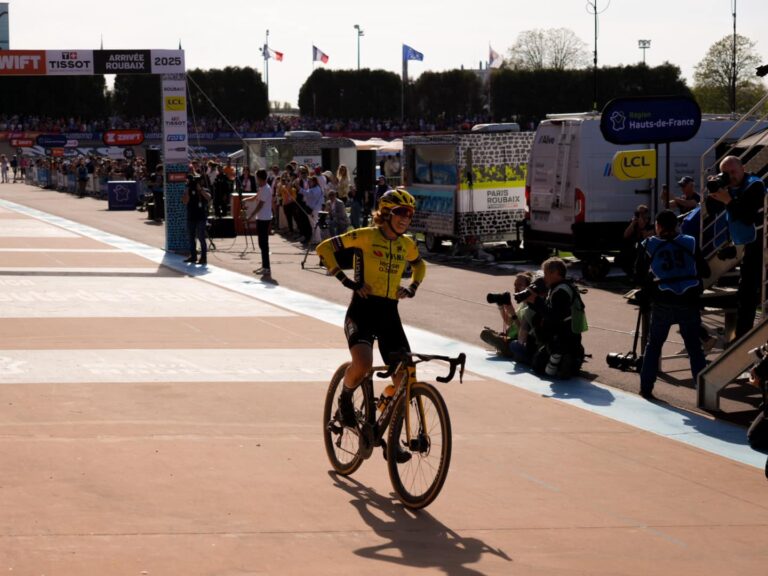 Paris-Roubaix 2026 : Wout van Aert triomphe - Velo 101