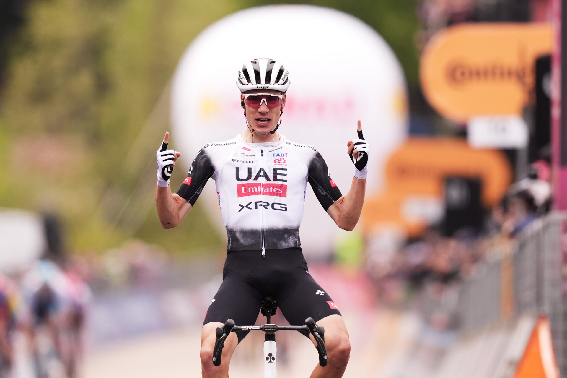 Giro d'Italia : Juan Ayuso domine la première arrivée au sommet - Velo 101