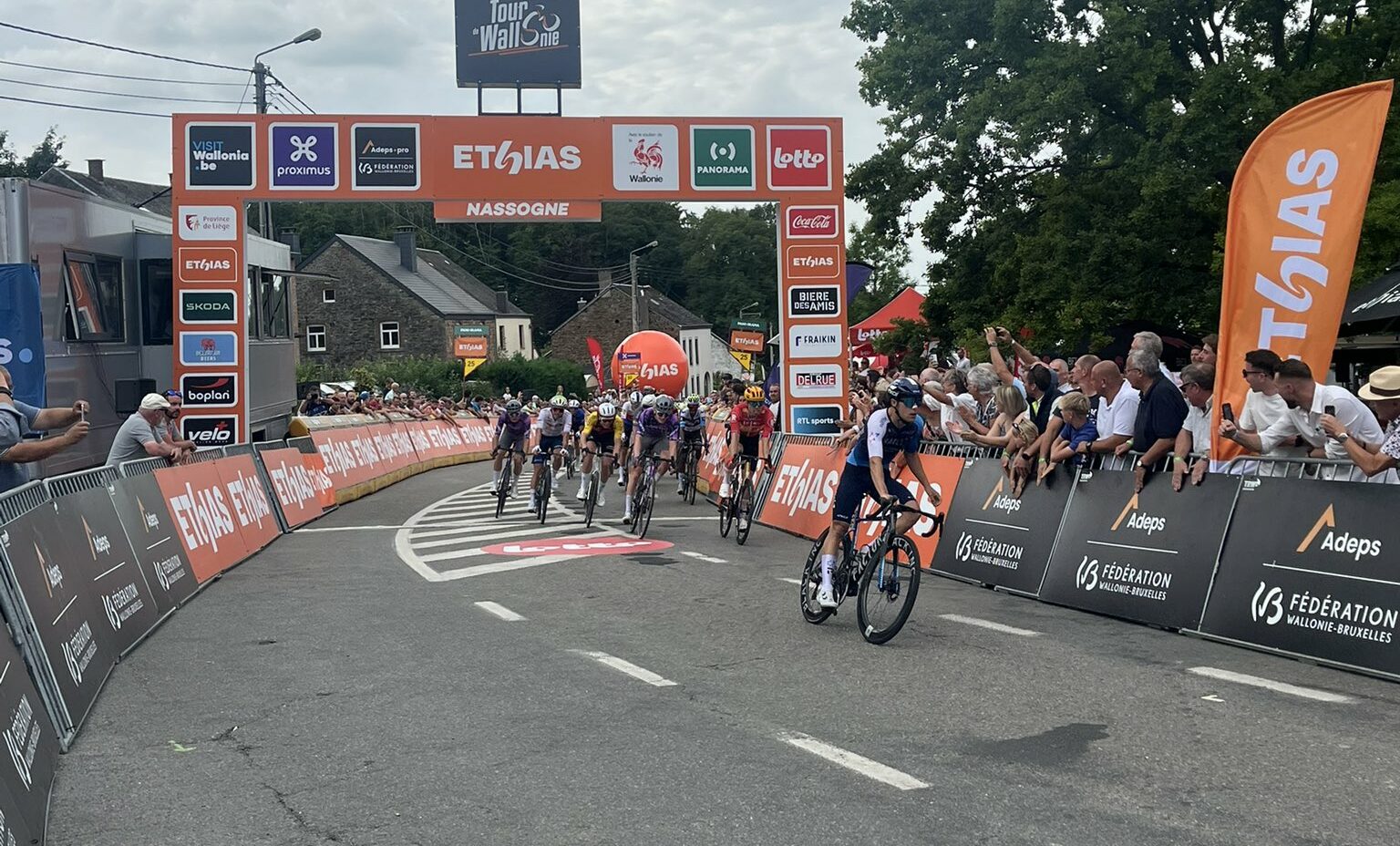 Tour de Wallonie : Corbin Strong empoche la 1ʳᵉ étape - Velo 101