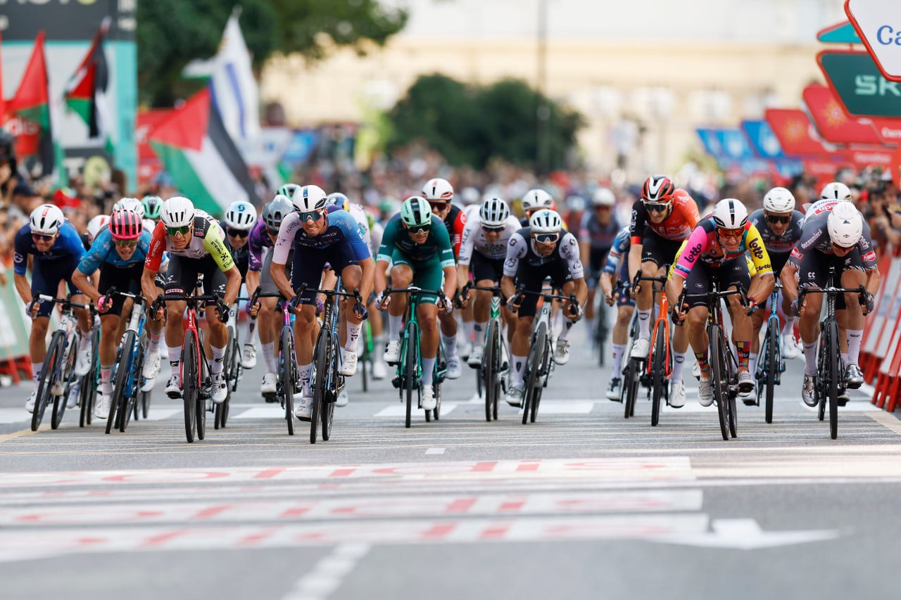 8ᵉ étape La Vuelta : Jasper Philipsen le plus rapide - Velo 101