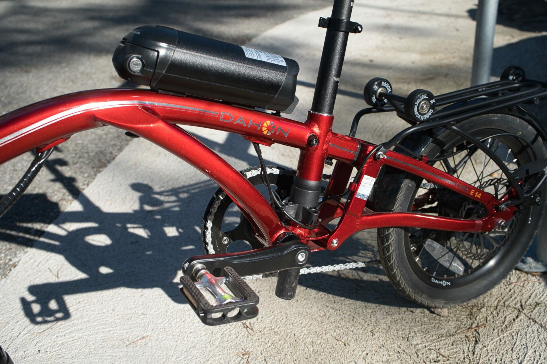 Test Dahon E14 : L'électrique compact, pliant, sur roulettes - Velo 101